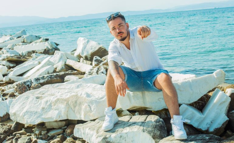 Adrian Țuțu a filmat videoclipul piesei „Merg pe mare" în Grecia ...