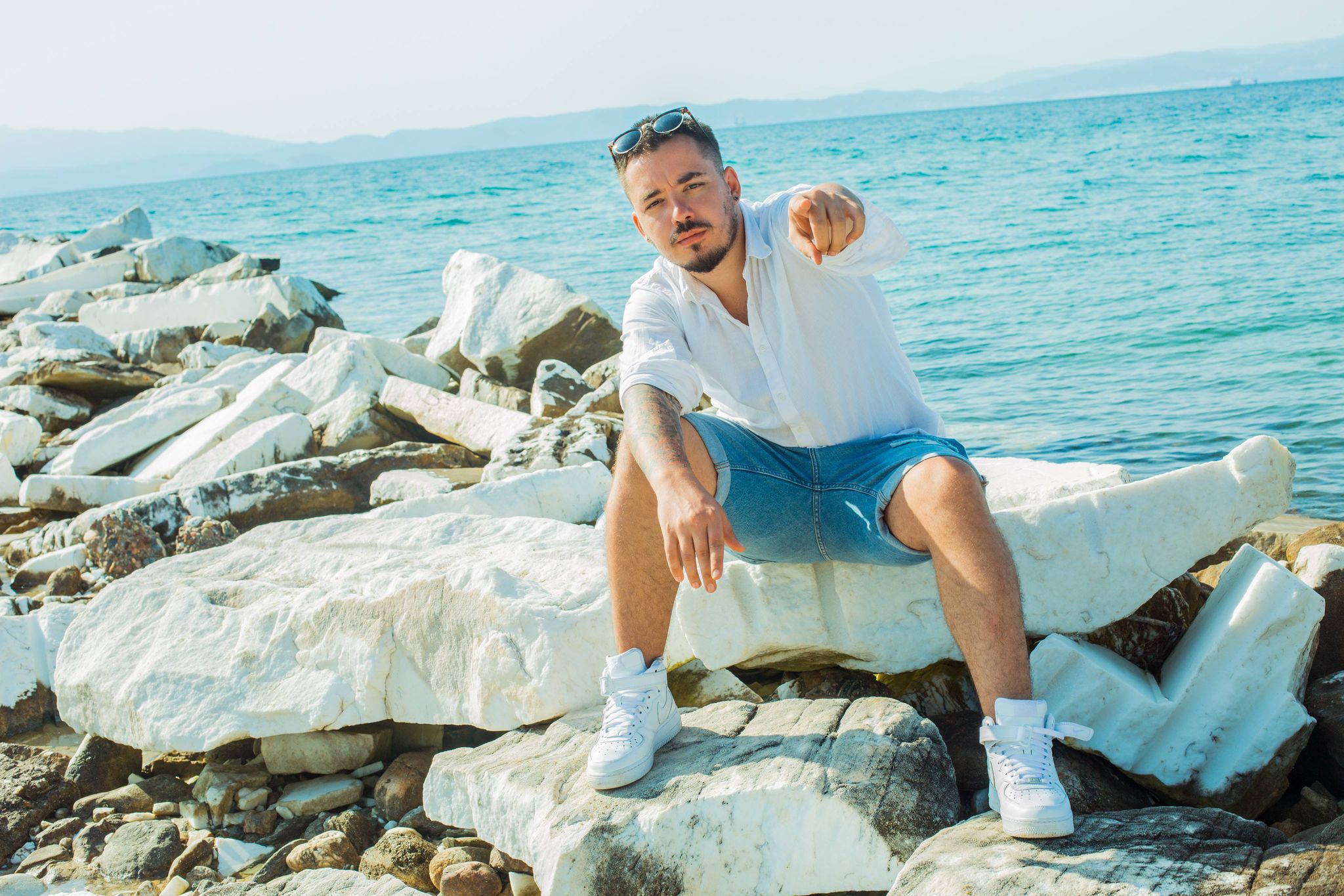 Adrian Țuțu a filmat videoclipul piesei „Merg pe mare" în Grecia ...