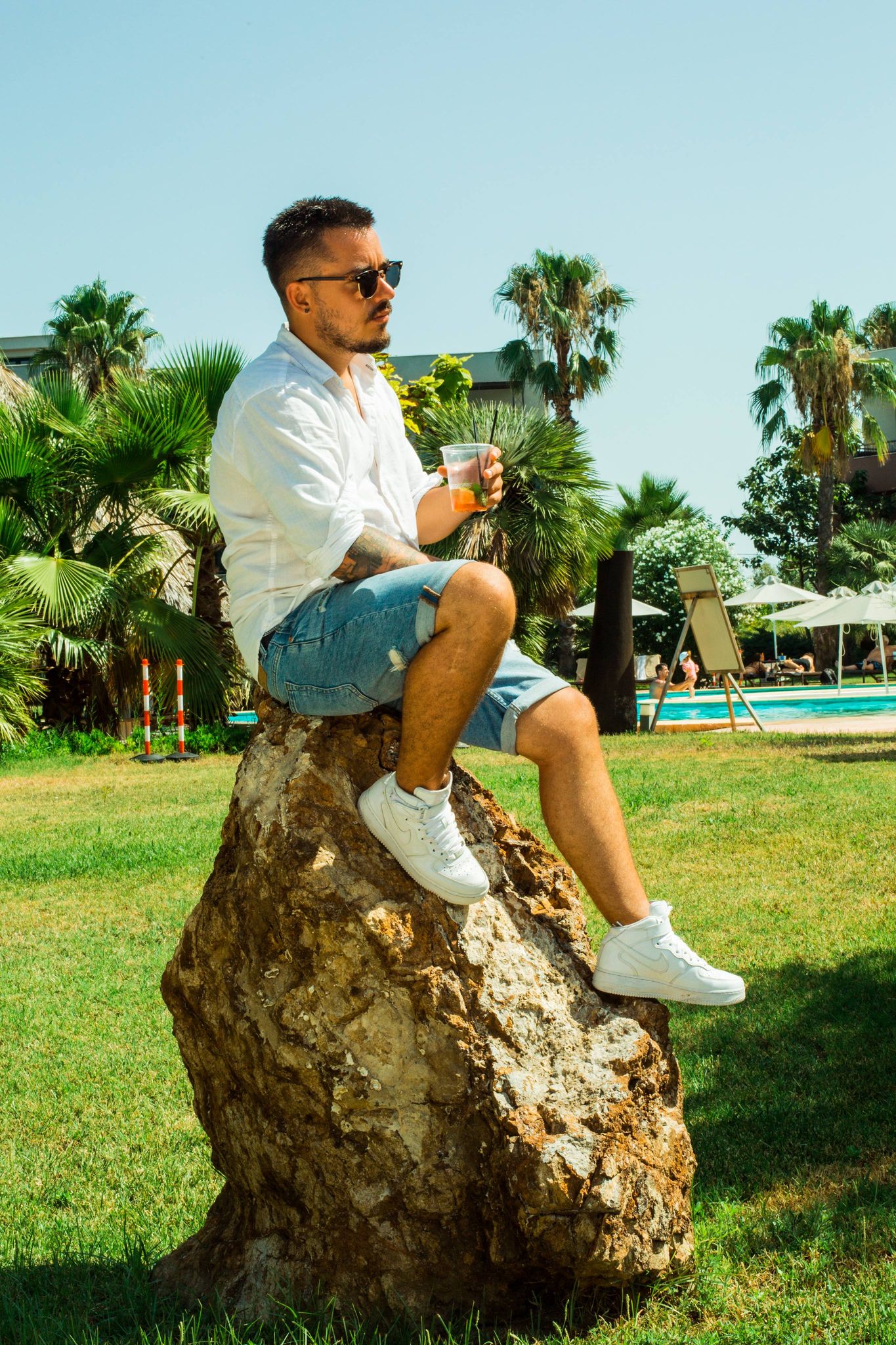 Adrian Țuțu a filmat videoclipul piesei „Merg pe mare" în Grecia ...